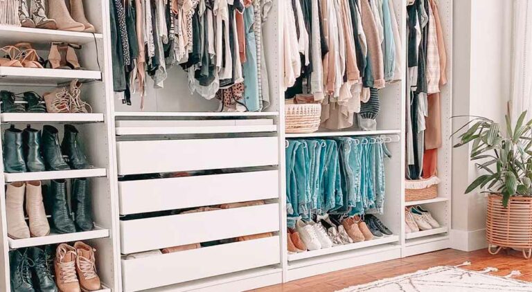 Estos son 6 consejos esenciales para ordenar un ropero