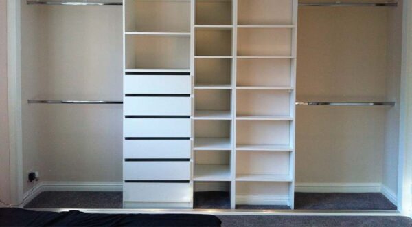 Estos son 6 consejos esenciales para ordenar un ropero